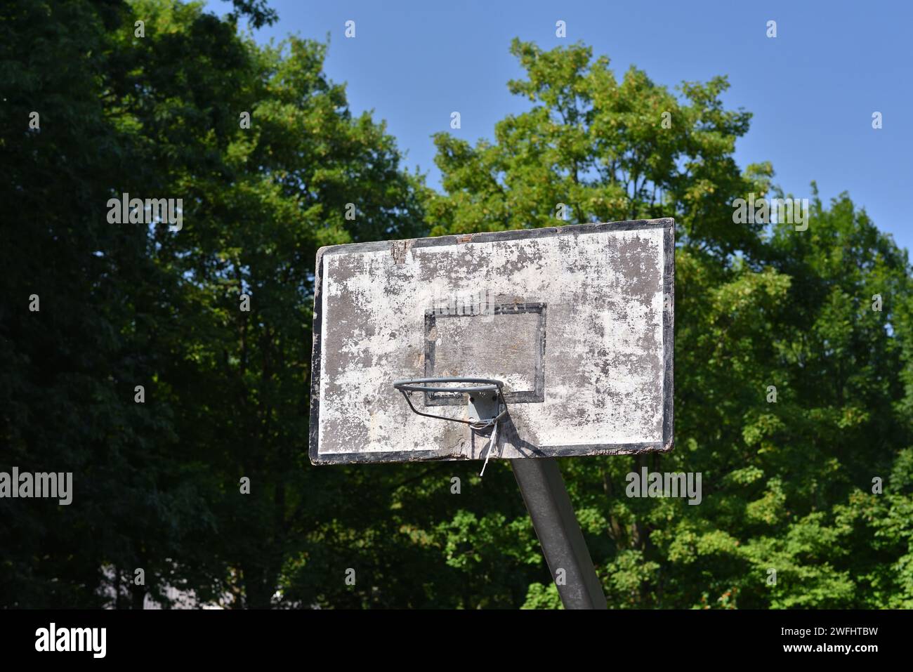 Broken basketball rim hi-res stock photography and images - Alamy