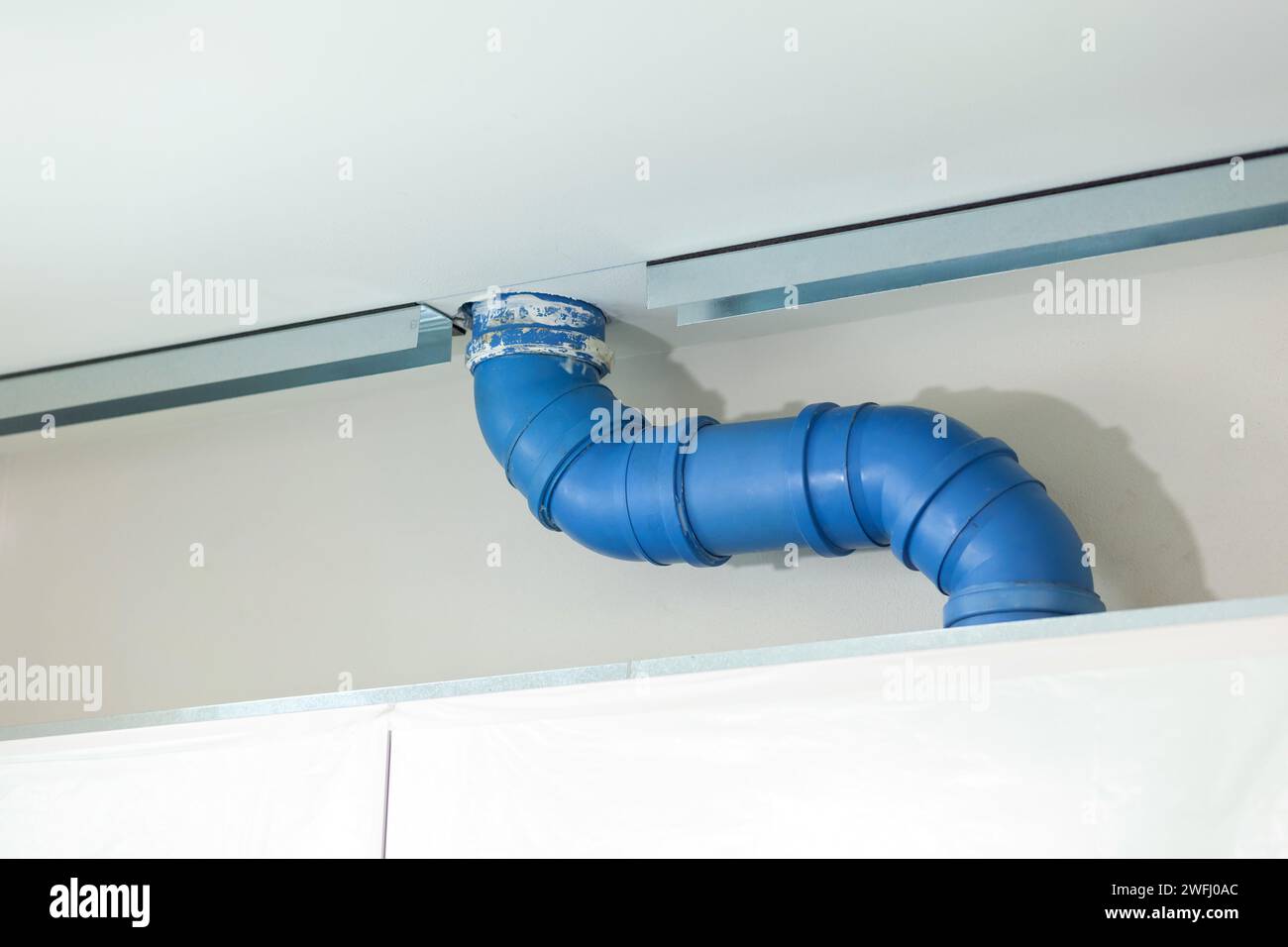 Support structure for plasterboard closure between wall units and ...