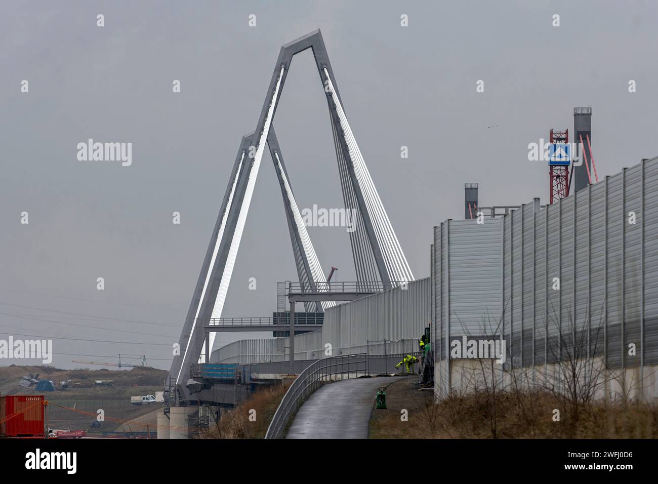 Fertigstellung der neuen Autobahnbrücke A1 bei Leverkusen. Blick auf ...