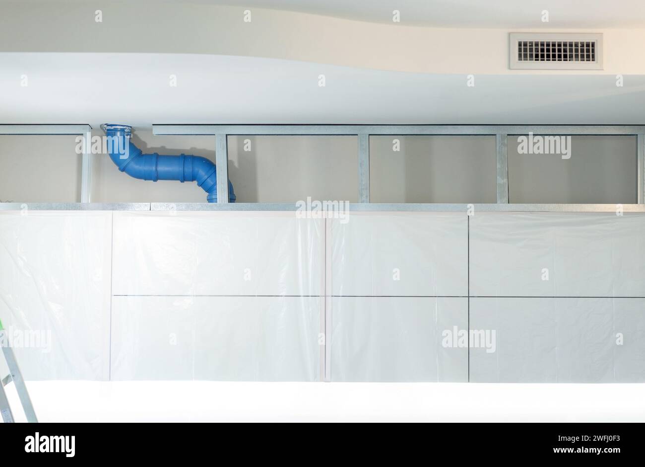 Support structure for plasterboard closure between wall units and ...