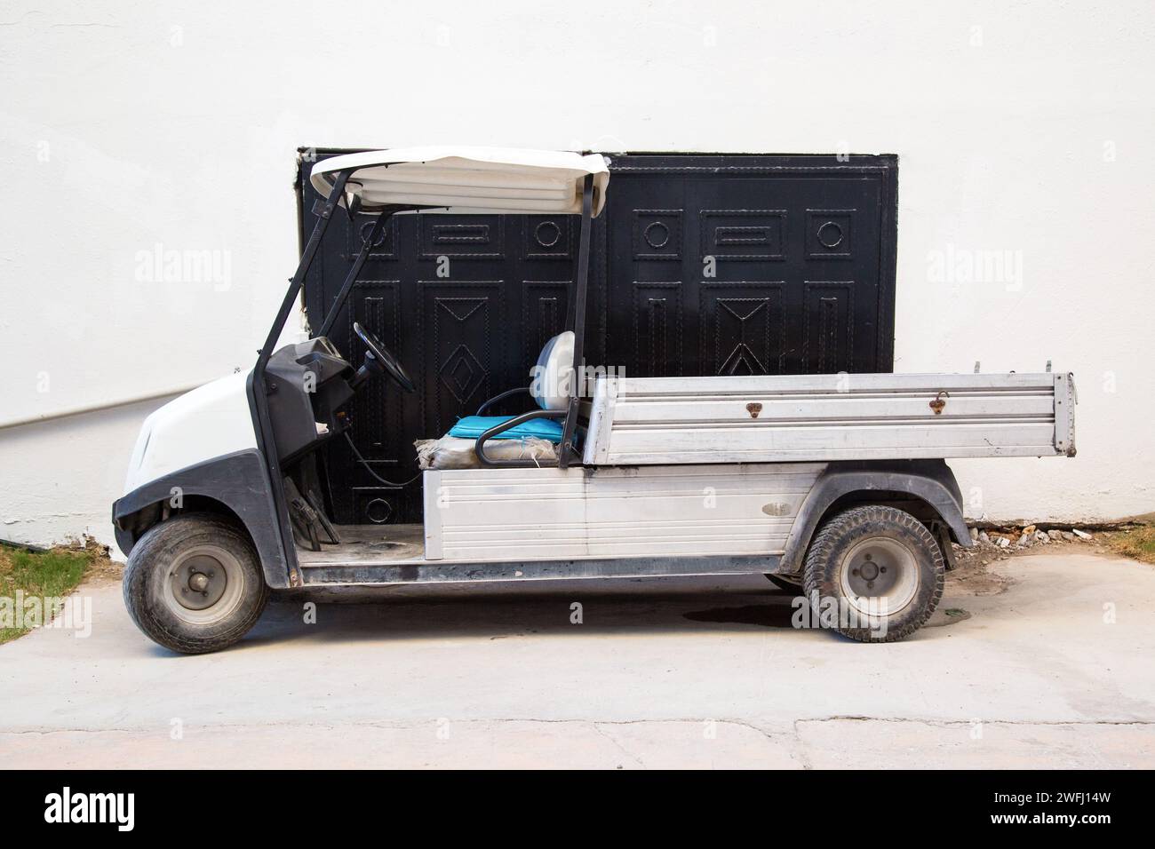 Electric golf trolley hi-res stock photography and images - Alamy