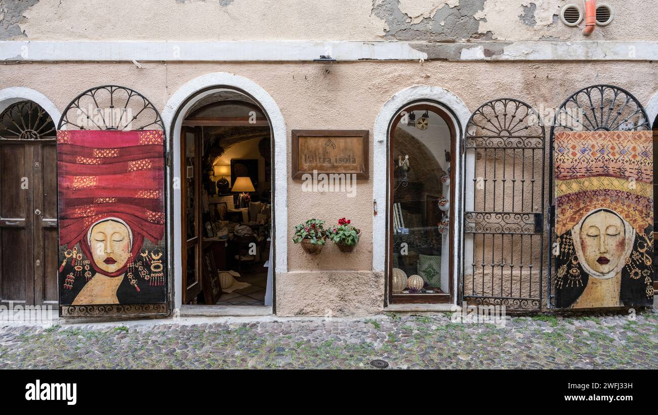 Arched shop entrances hi-res stock photography and images - Alamy