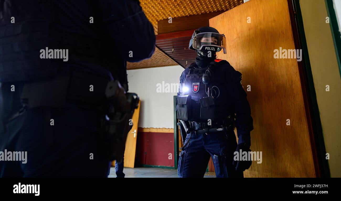 Hohenbostel, Germany. 03rd Jan, 2024. Police officers from the Lüneburg ... Hohenbostel, Germany. 03rd Jan, 2024. Police officers from the Lüneburg ...