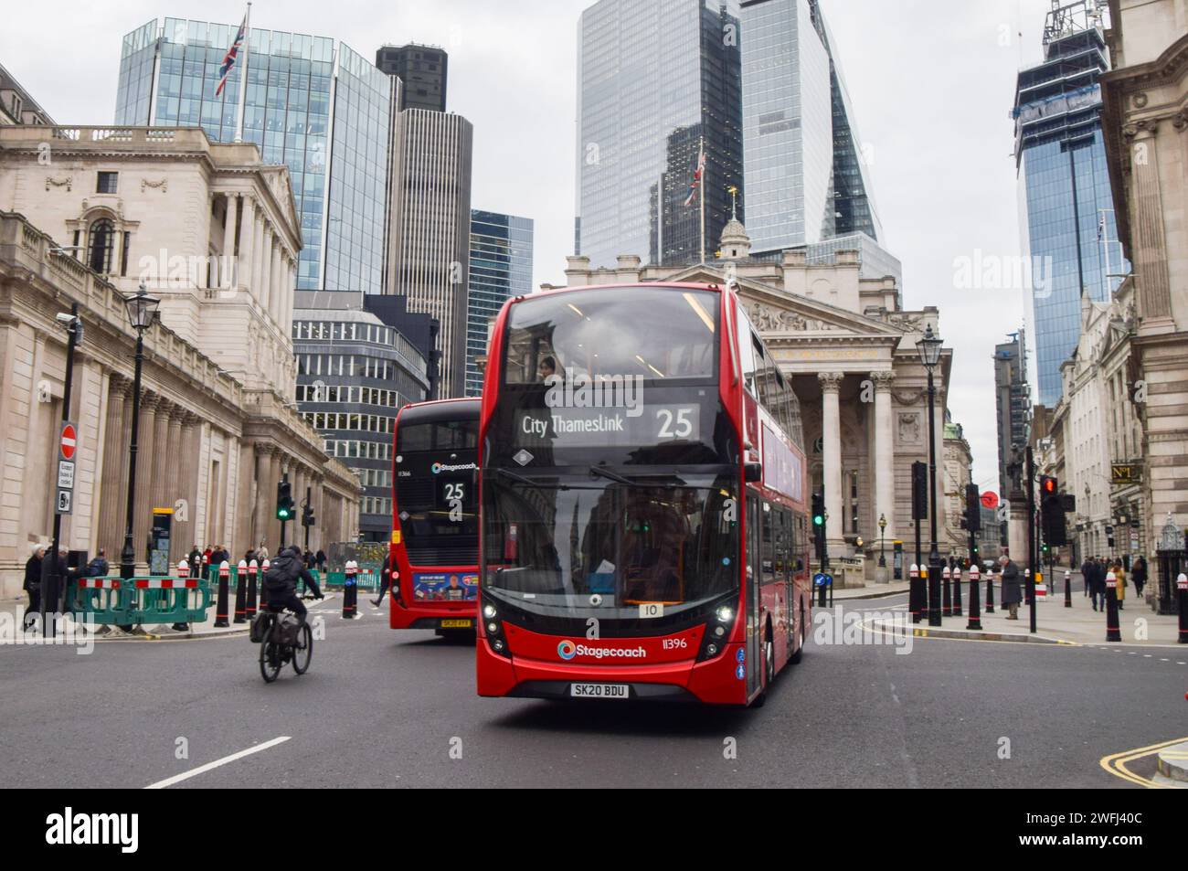 London, UK. 31st Jan, 2024. Buses pass by the Bank of England, which is ...