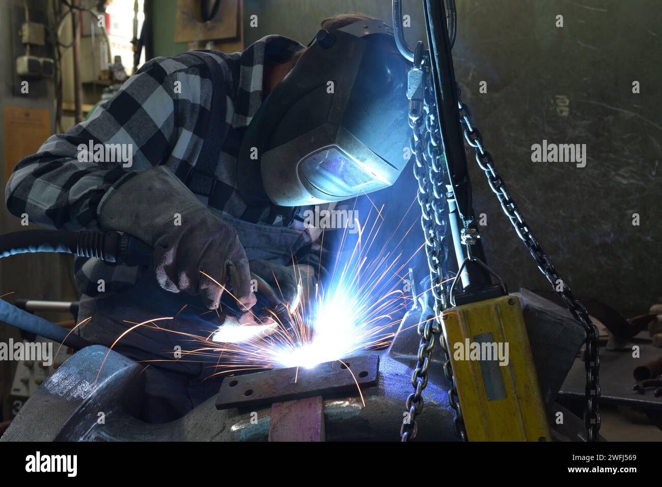 Construction working in heat hi-res stock photography and images - Alamy