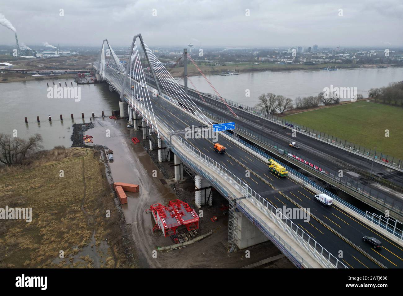 Fertigstellung der neuen Autobahnbrücke A1 bei Leverkusen. Luftaufnahme ...
