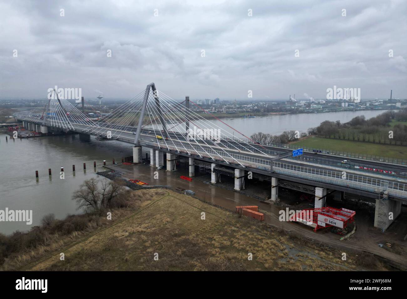Fertigstellung der neuen Autobahnbrücke A1 bei Leverkusen. Luftaufnahme von der neu gebauten ...