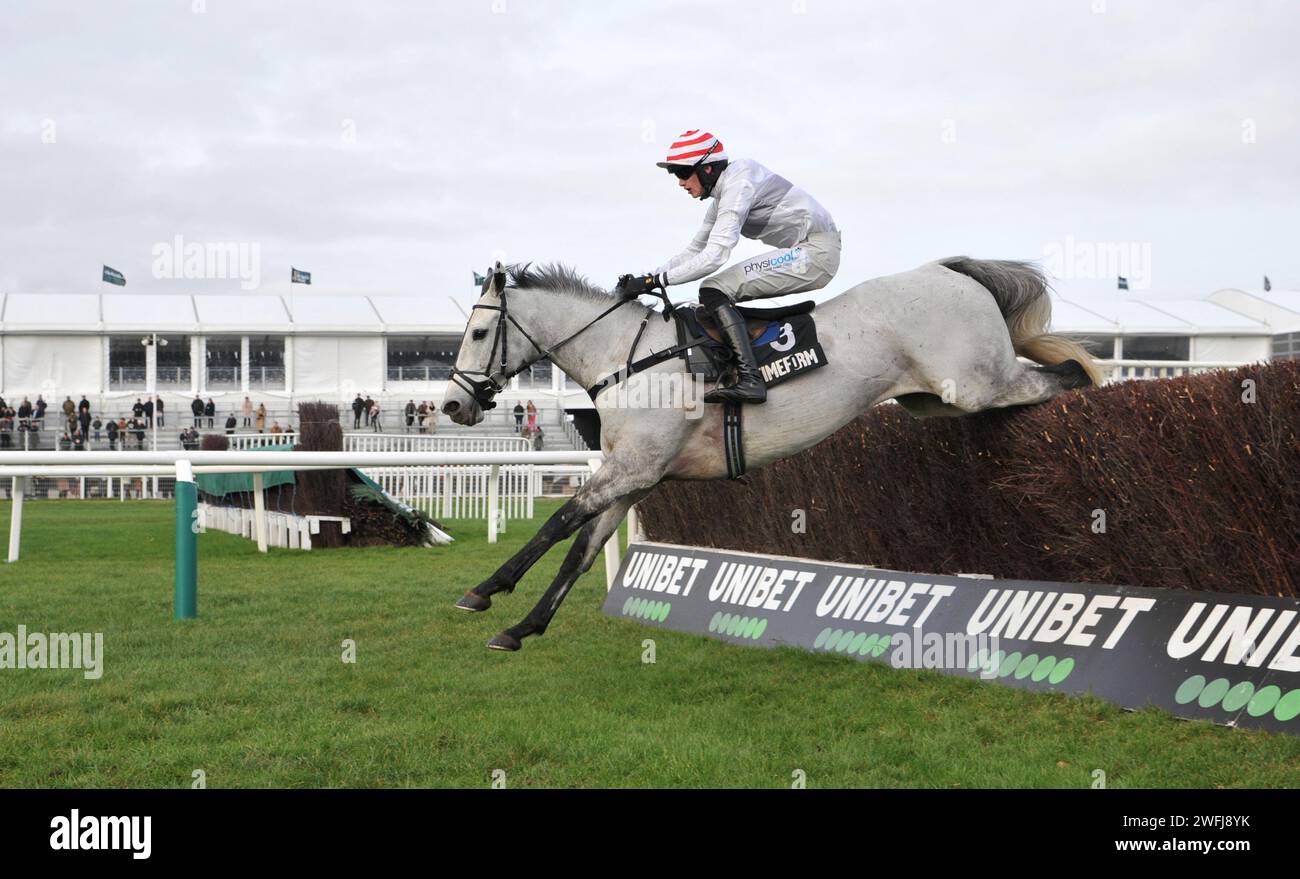 Cheltenham festival 2024 jumping hi-res stock photography and images ...