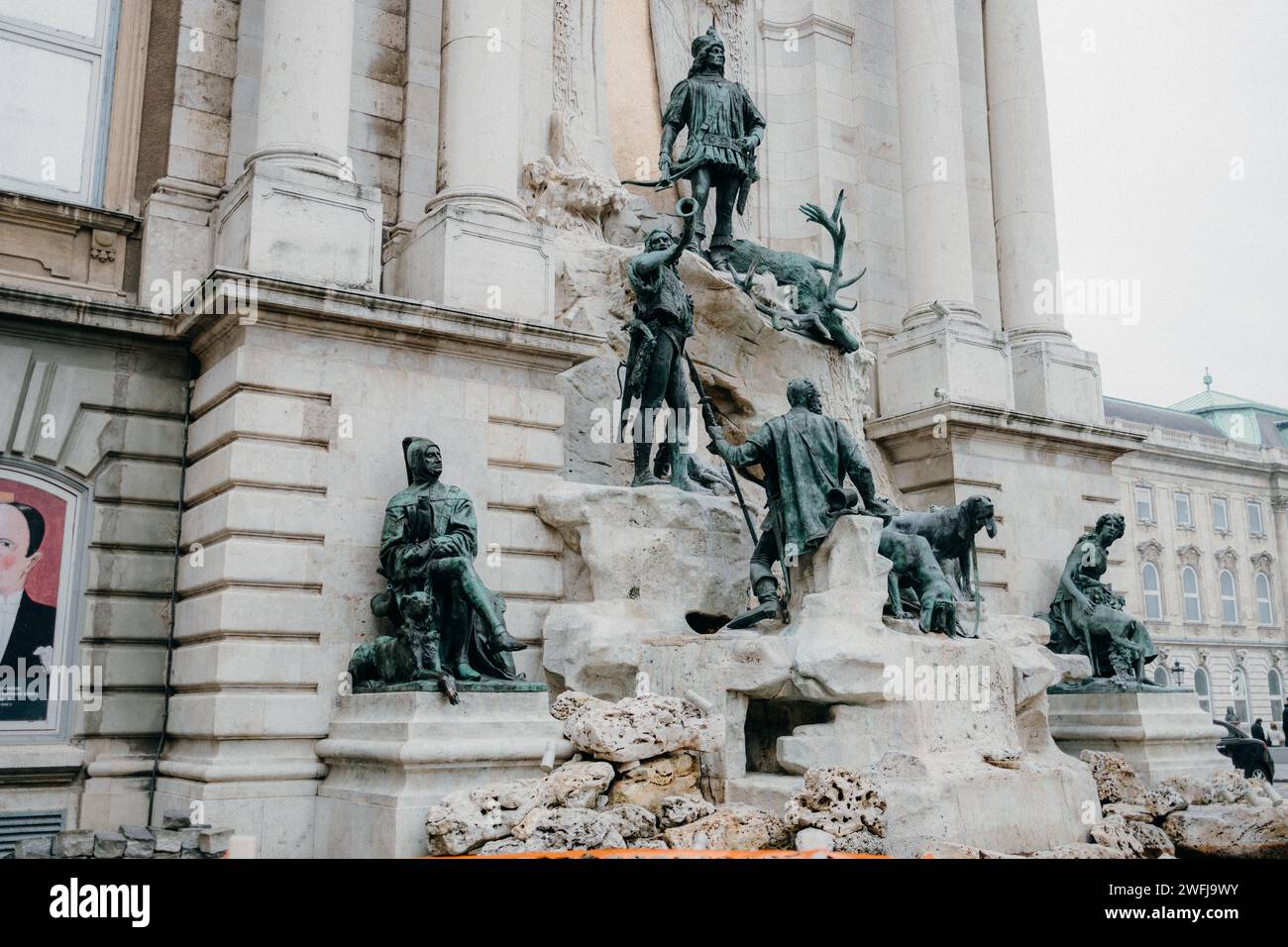 Statue beside architectural building adorned with rooftop statues Stock ...