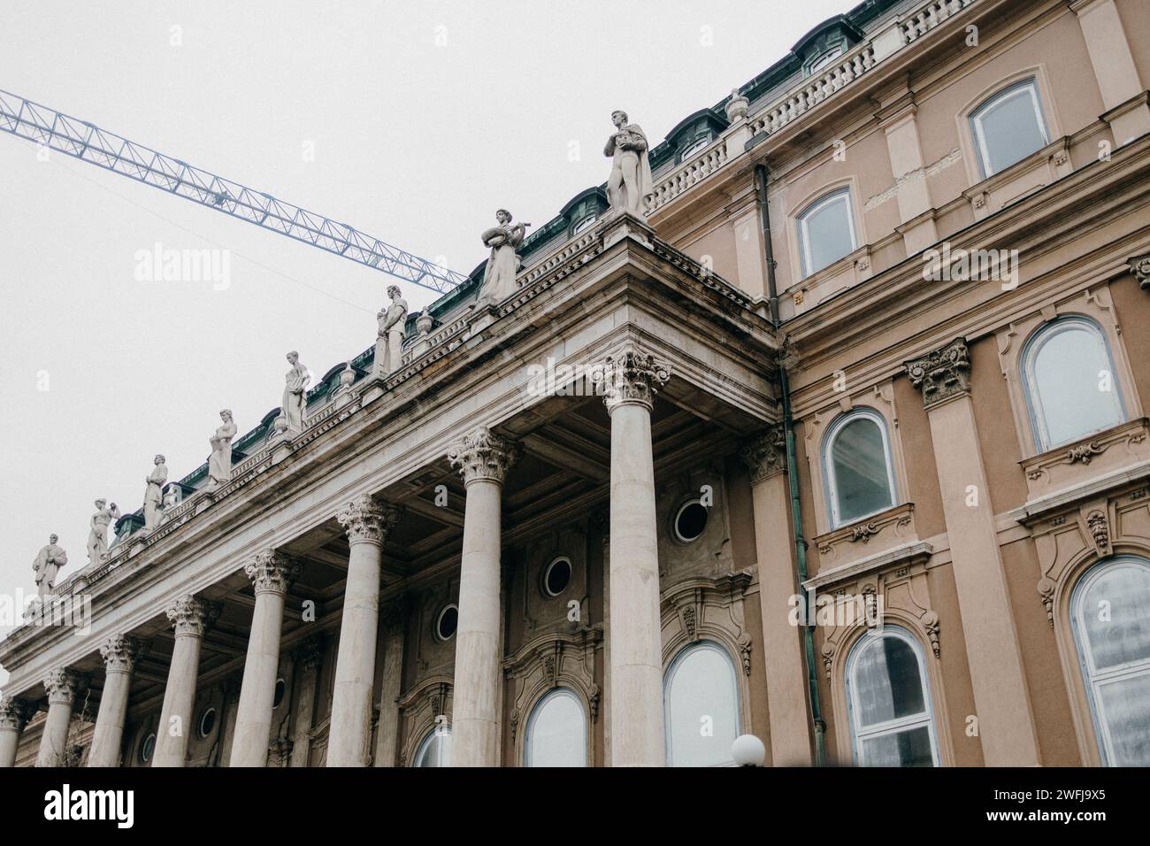 Overcast sky architecture hi-res stock photography and images - Alamy