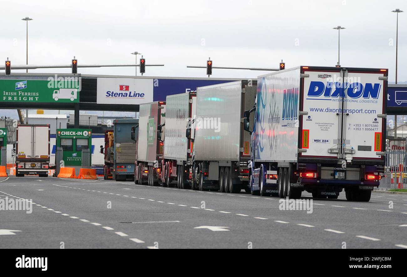 Trucks queue at Dublin Port as new UK customs rules on imports entering ...