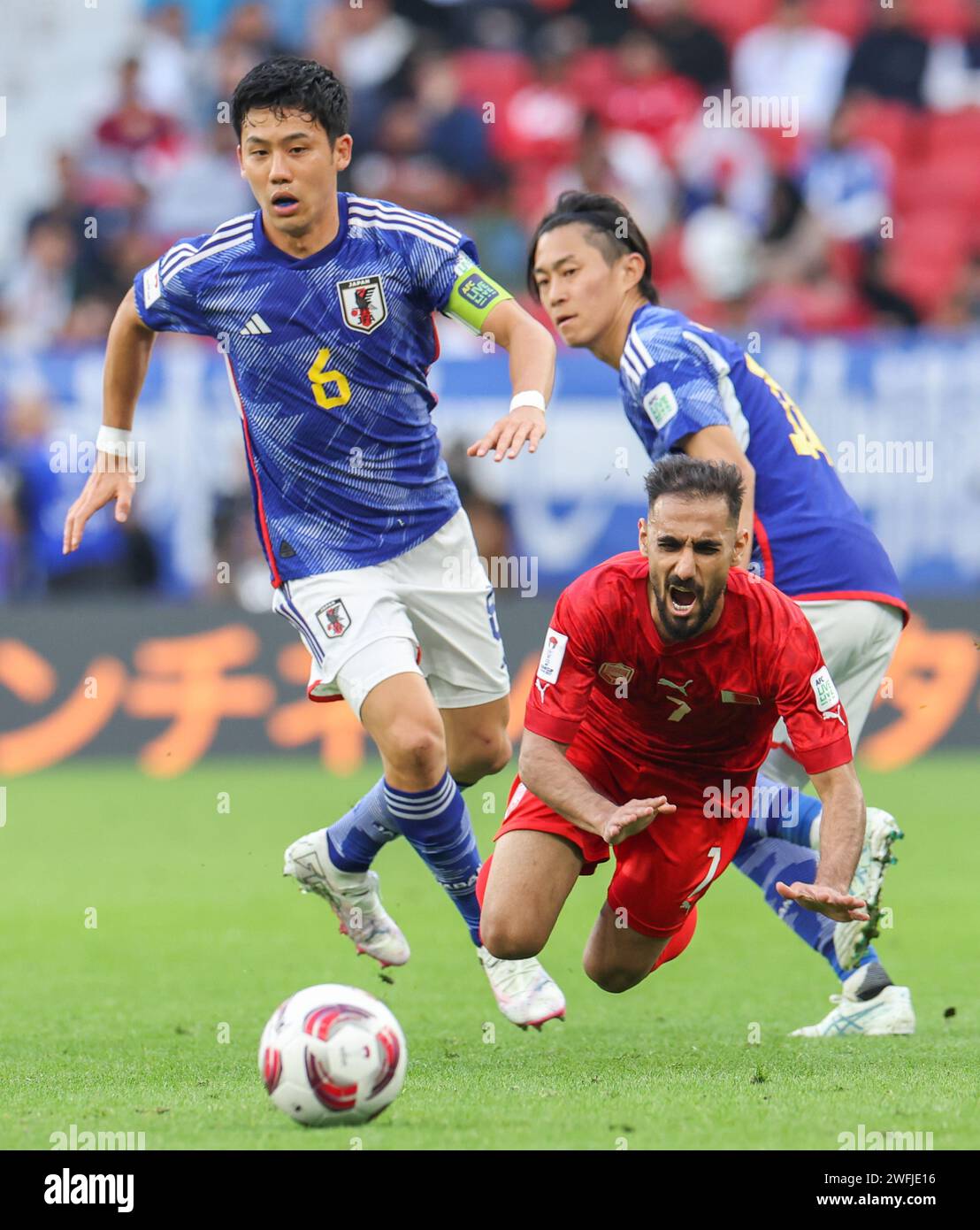 Doha, Qatar. 31st Jan, 2024. Japan's Endo Wataru (L) vies with Bahrain ...
