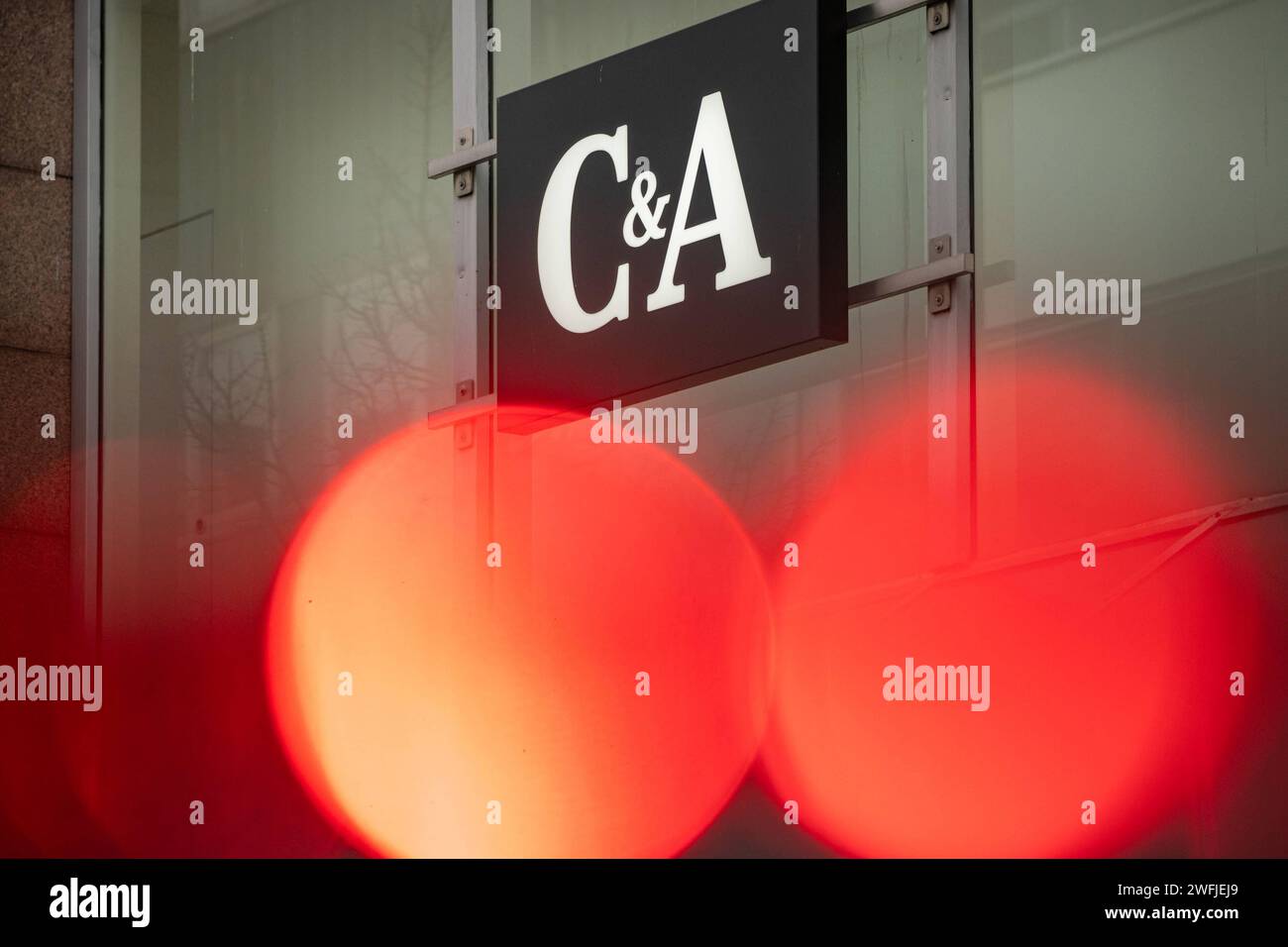 Modernes C&A-Logo im Fokus 31.01.2024, Limburg: Symbolfoto ...