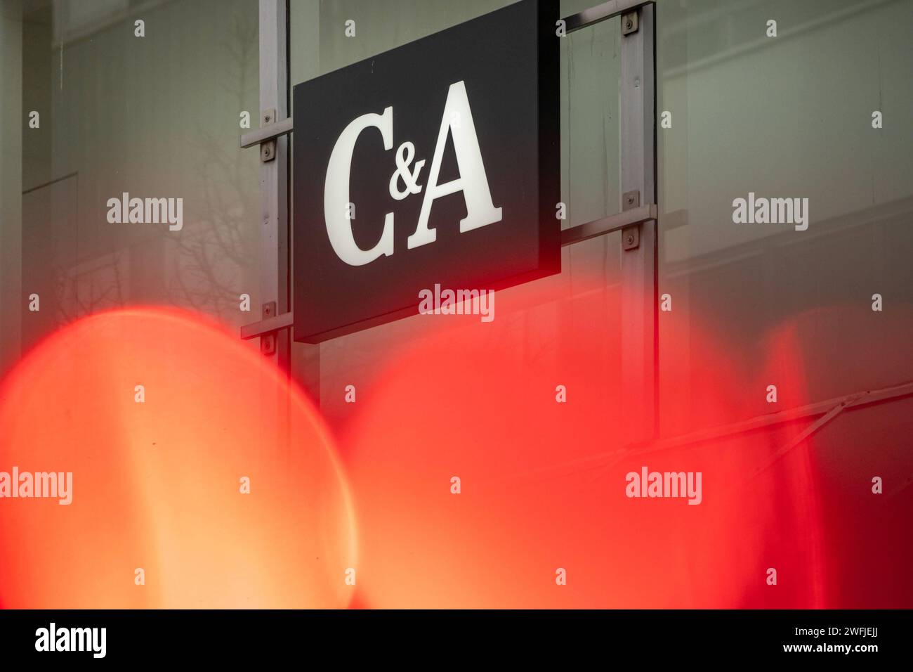 Modernes C&A-Logo im Fokus 31.01.2024, Limburg: Symbolfoto ...