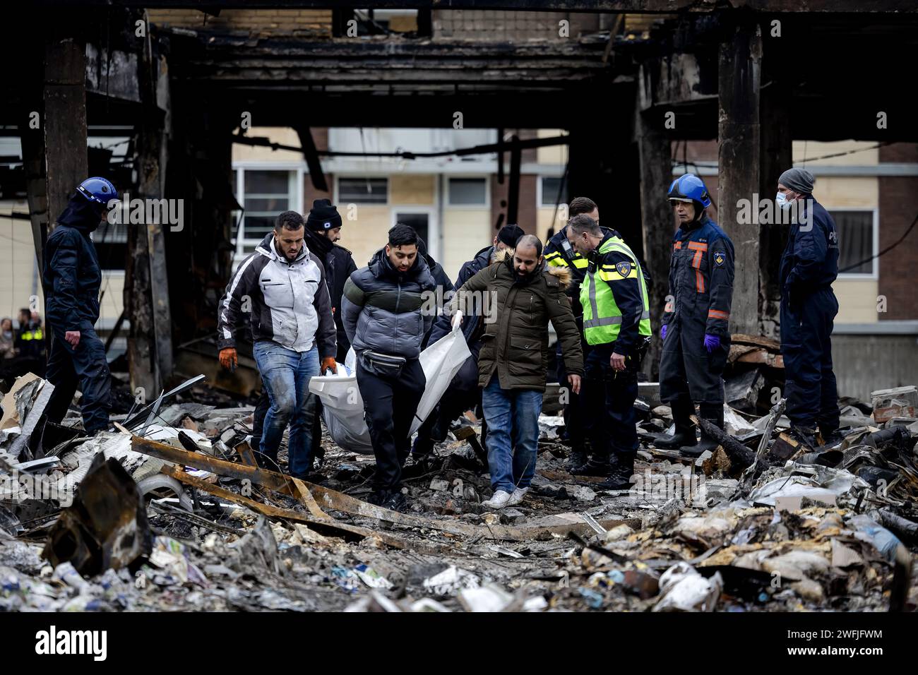 ROTTERDAM - Family members remove the remains of one of the victims in ...