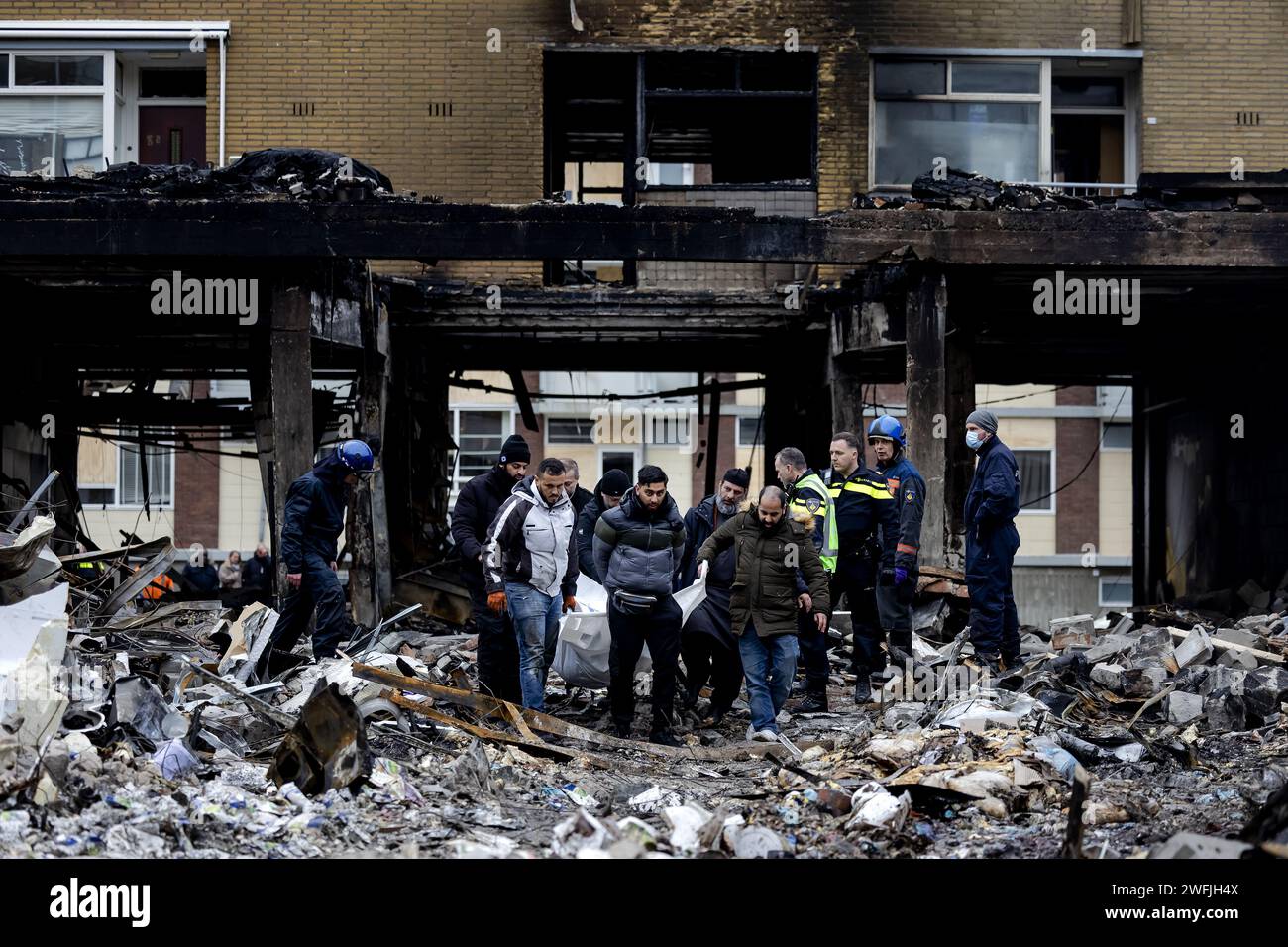 ROTTERDAM - Family members remove the remains of one of the victims in ...
