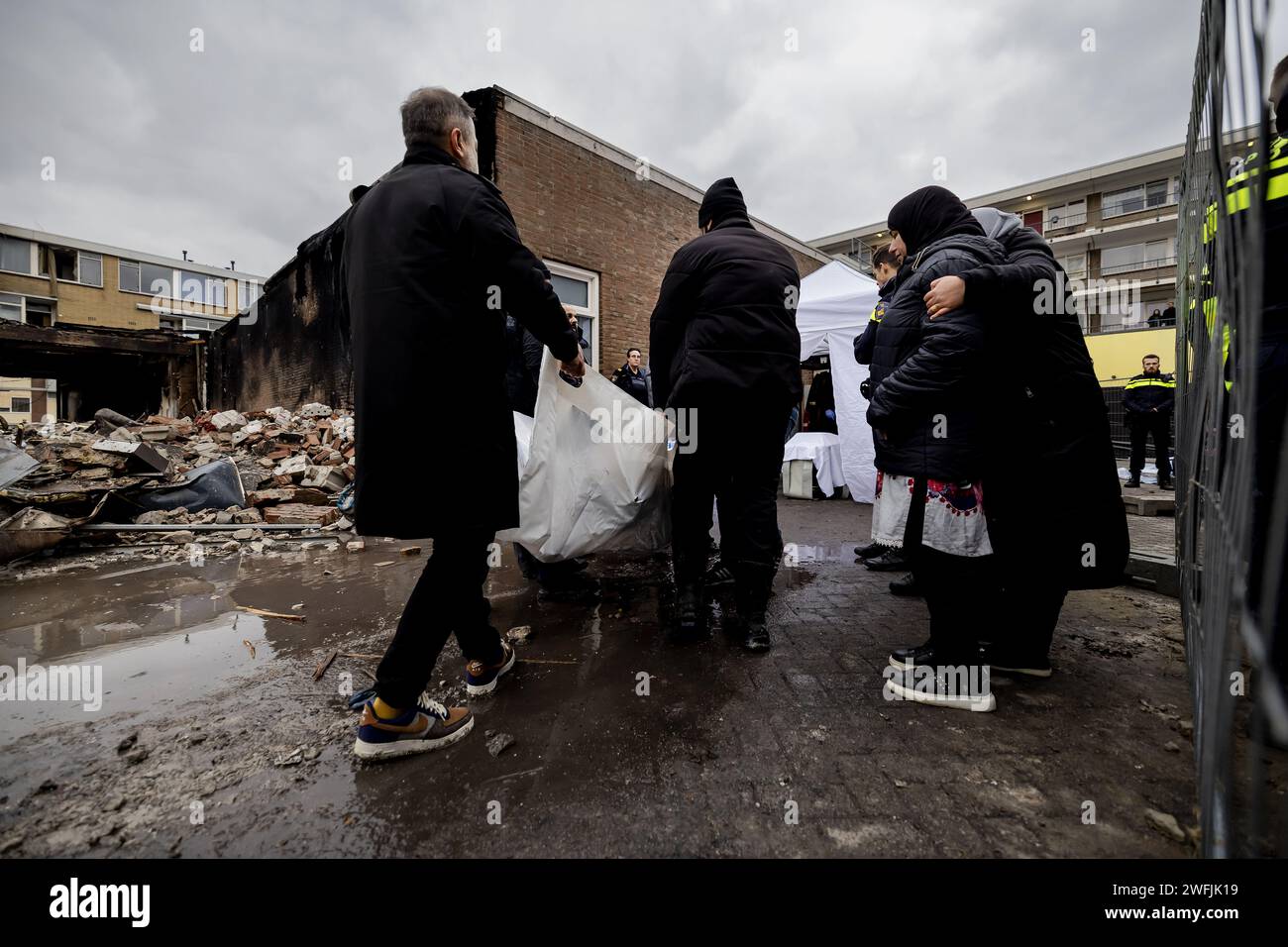 ROTTERDAM - Family members remove the remains of one of the victims in ...