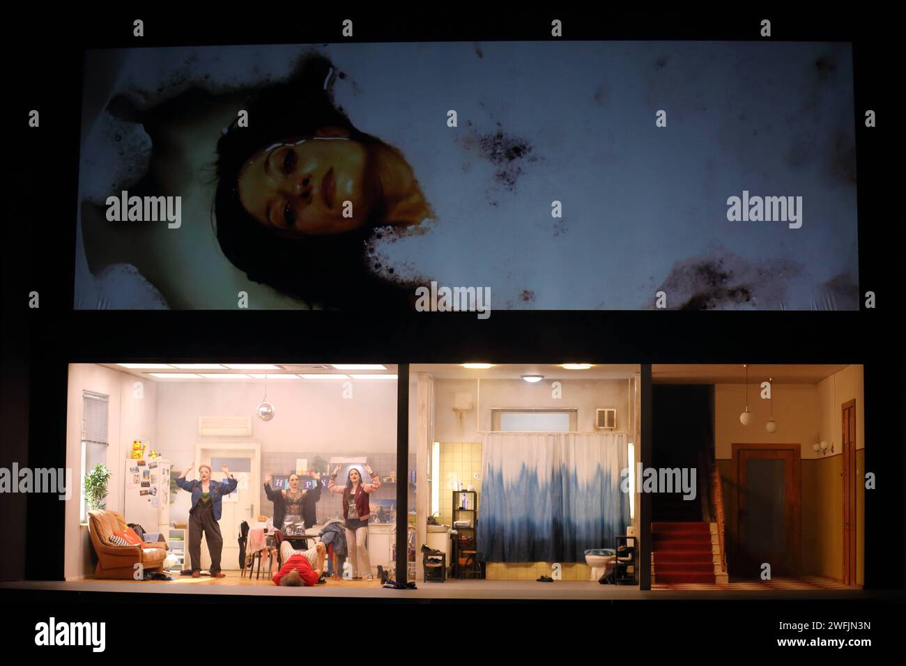 Christiane Karg Projektion, als Rusalka sowie unten v.l. Rebecka ...