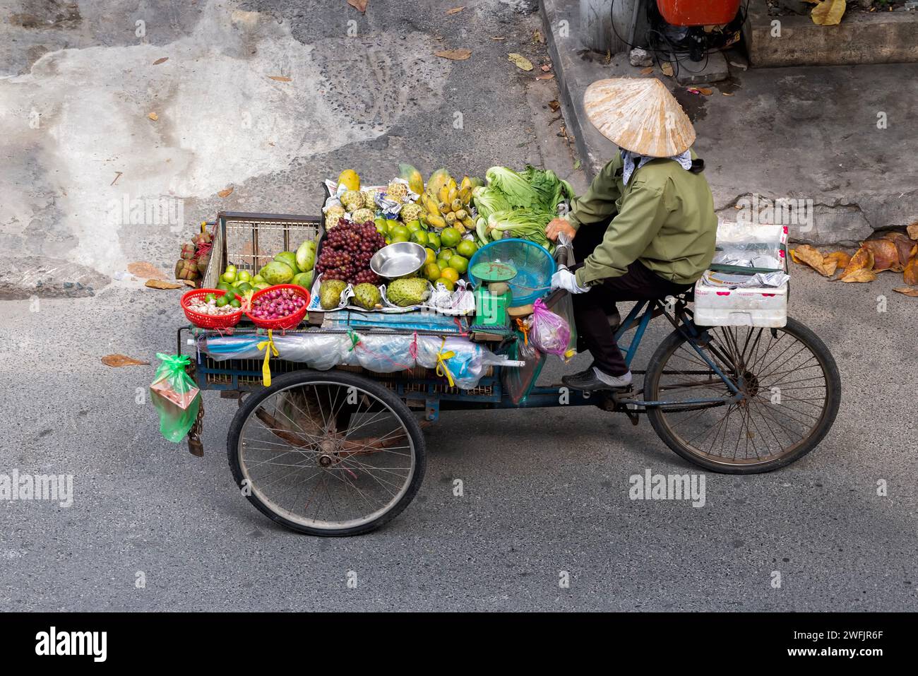 Fruits and vegetables seller on a bicycle in Vietnam Stock Photo - Alamy