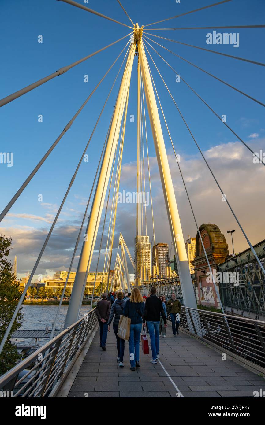 The hungerford pedestrian bridge hi-res stock photography and images ...