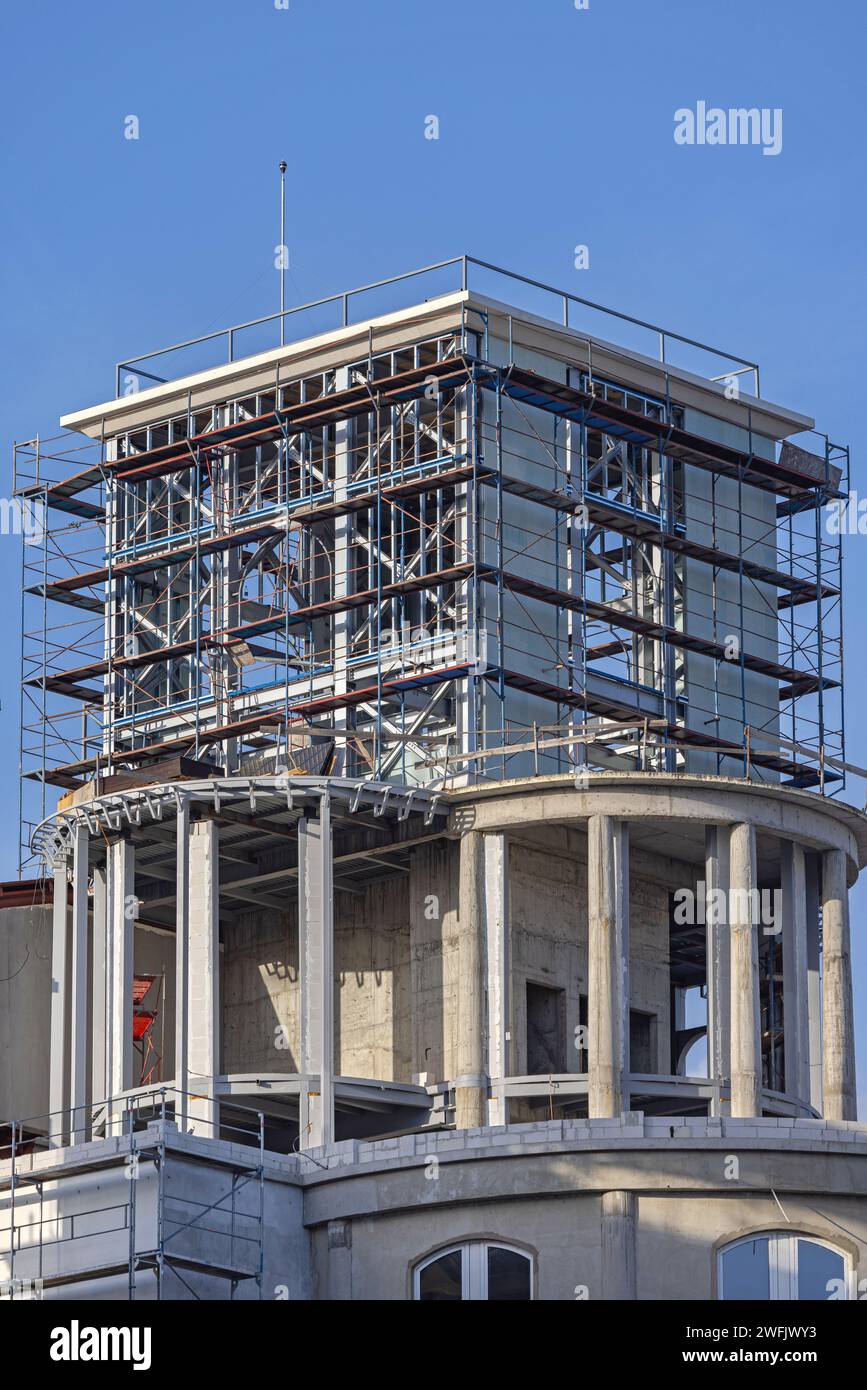 Cube Shape Tower at Top of Skysraper Construction Site Stock Photo - Alamy