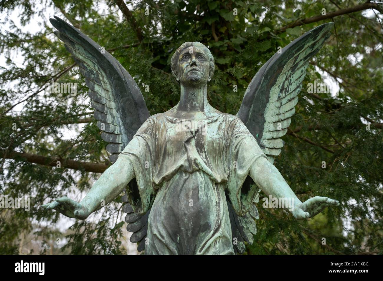 Graf der Familie Anna und Leopold Engel, Engelsfigur, Trauerfigur, Grab ...