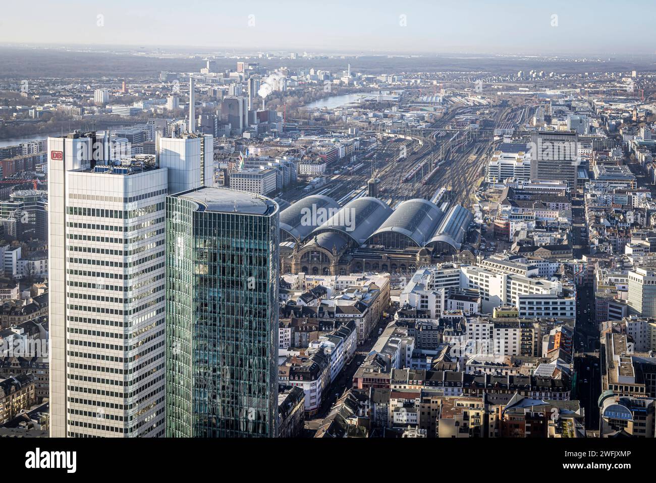 Hauptbahnhof. Ausblick vom Main Tower auf die Stadt Frankfurt. Die 200 ...