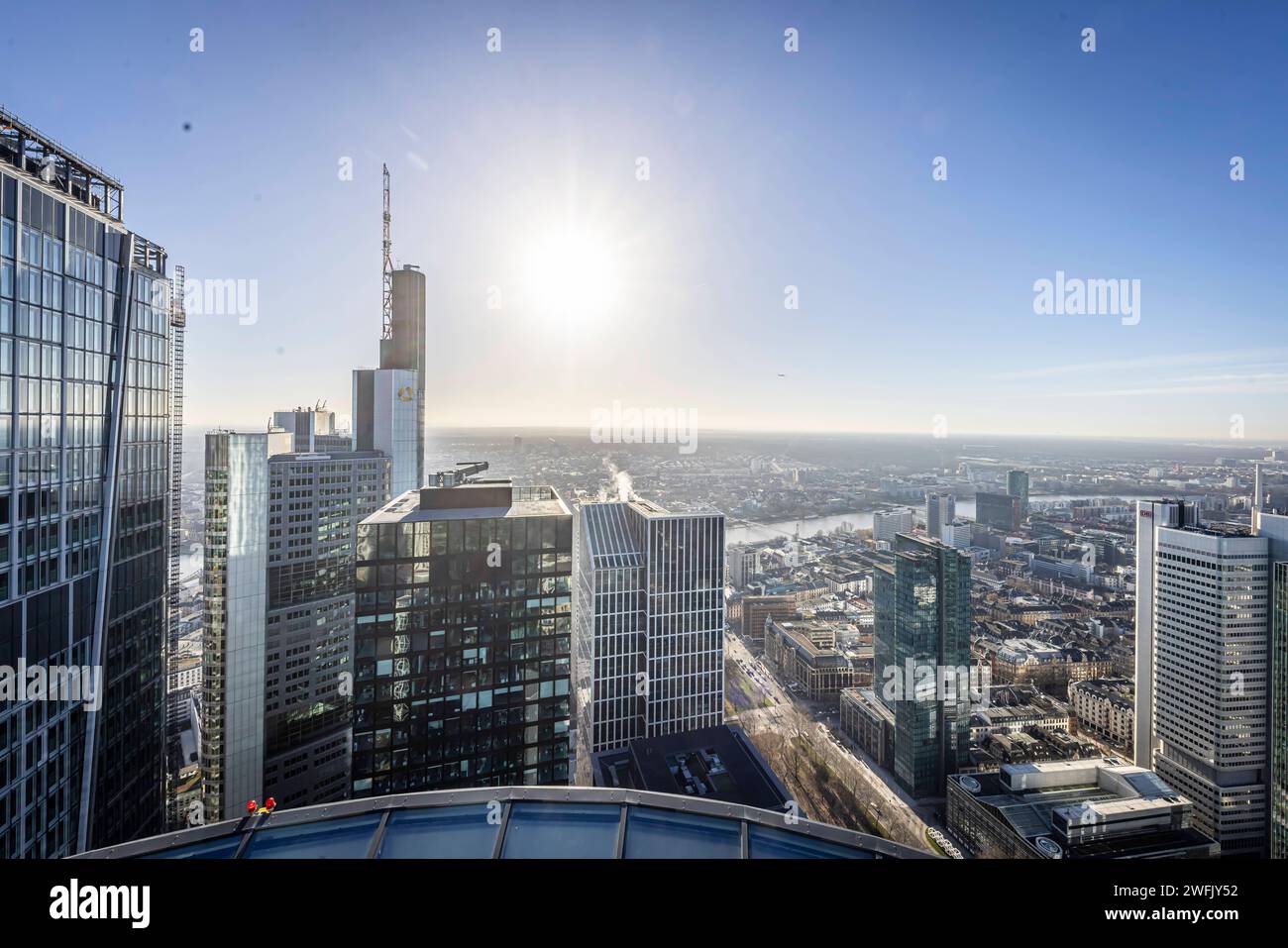 Ausblick vom Main Tower auf die Stadt Frankfurt. Die 200 Meter hoch ...