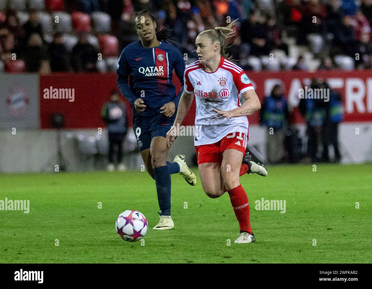 Muenchen, Deutschland. 30th Jan, 2024. Georgia Stanway (FC Bayern Muenchen Frauen, #31) treibt ...