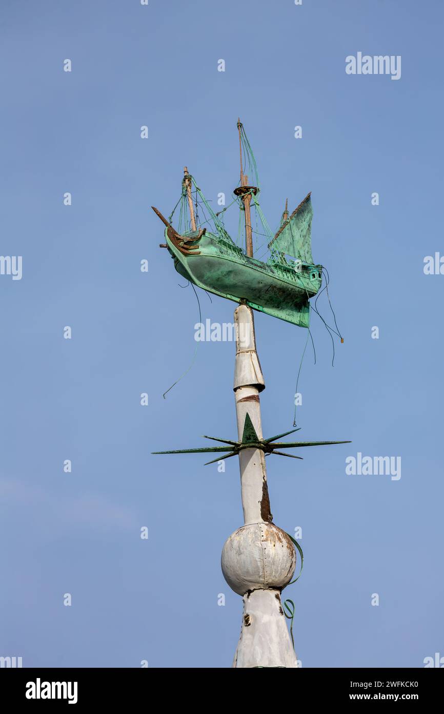 Top mast old sailing ship hi-res stock photography and images - Alamy
