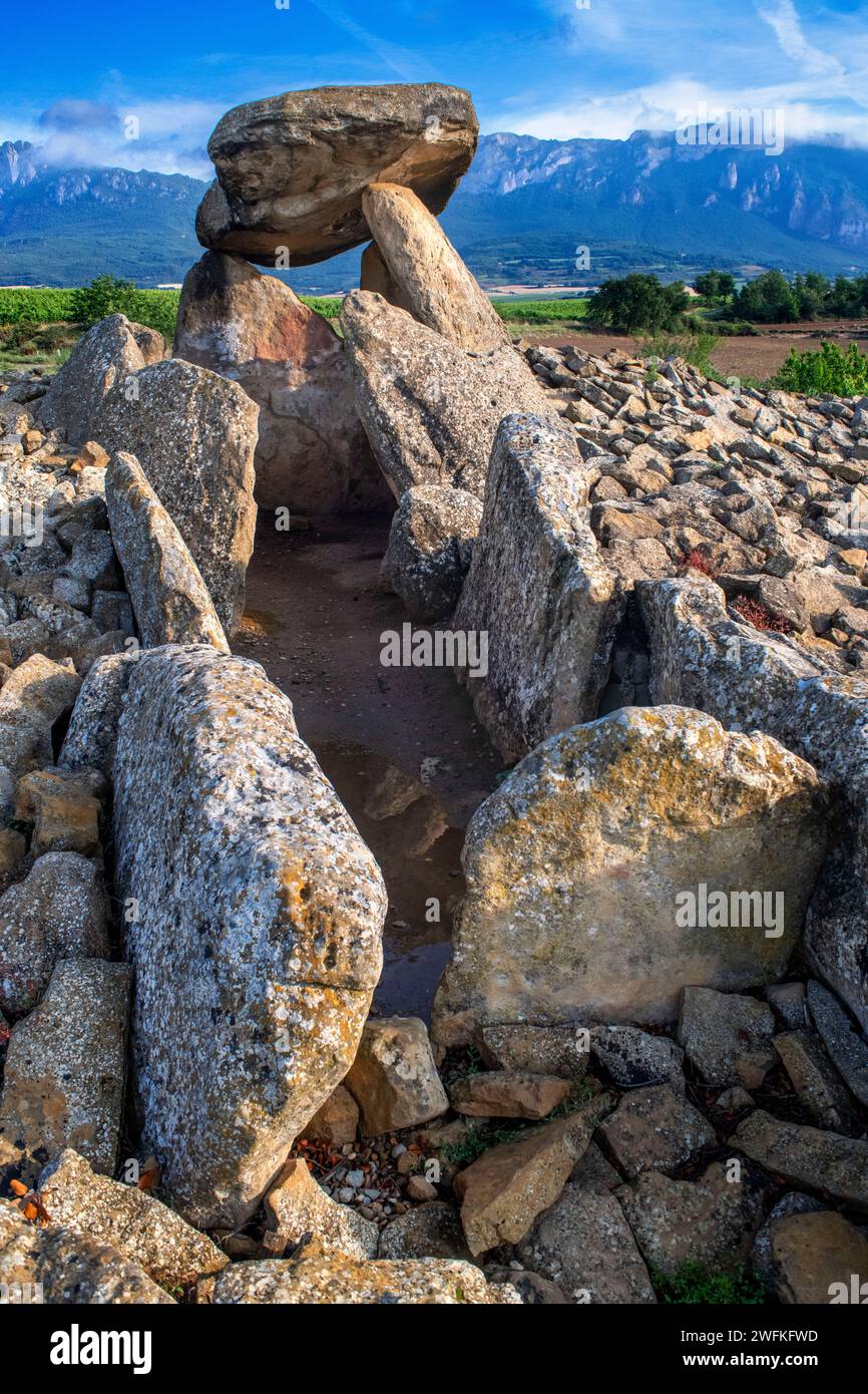 Sorgiñaren Txabola, Chabola de La Hechicera dolmen neolithic, Elvillar ...