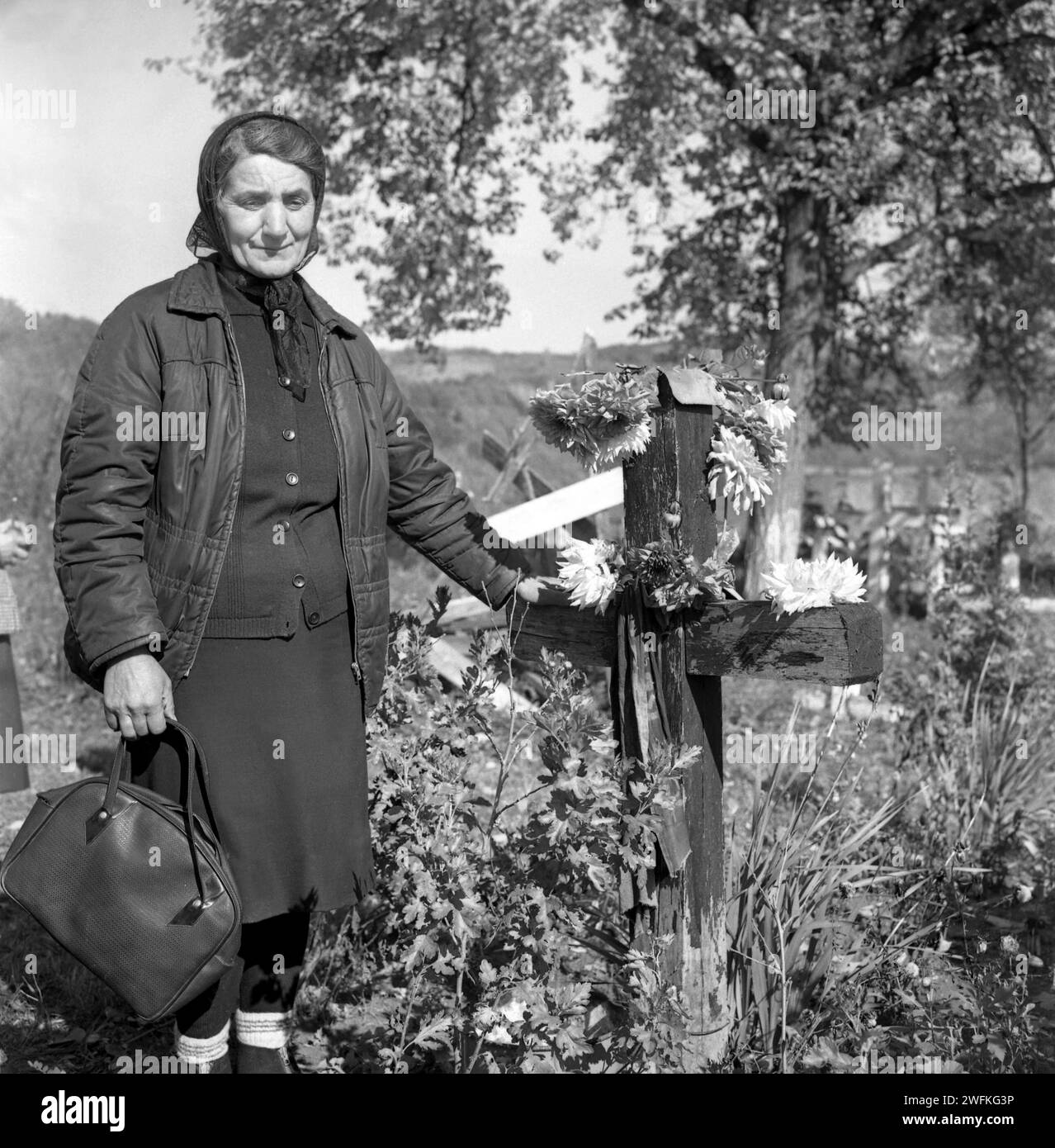Mourning grave widow hi-res stock photography and images - Alamy