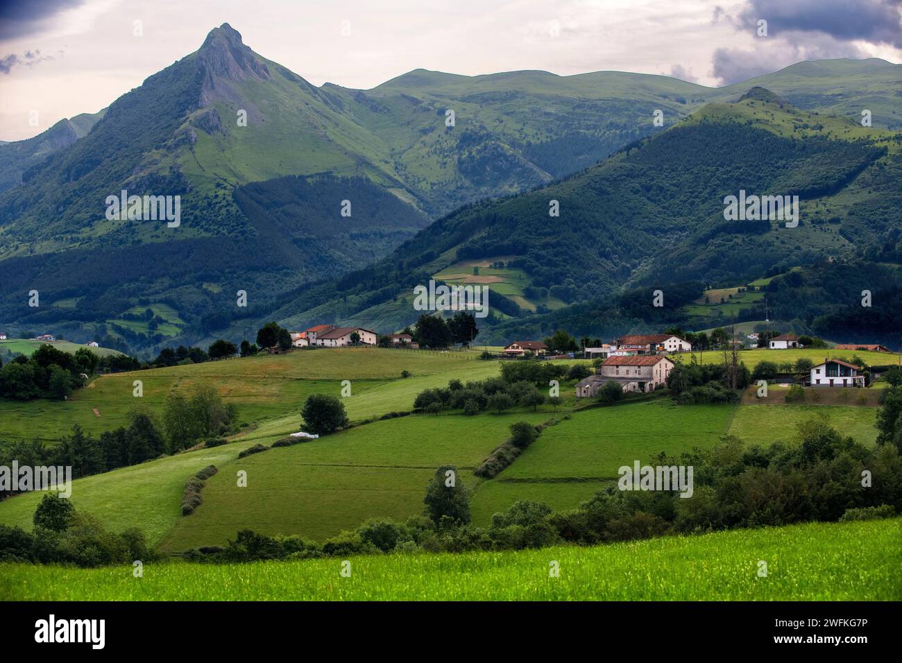 Mount Txindoki, green meadows, flocks of sheep and typical hamlets ...