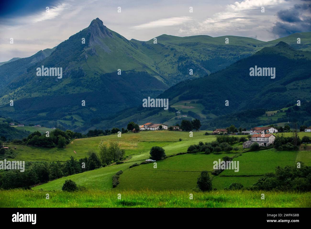 Mount Txindoki, green meadows, flocks of sheep and typical hamlets ...