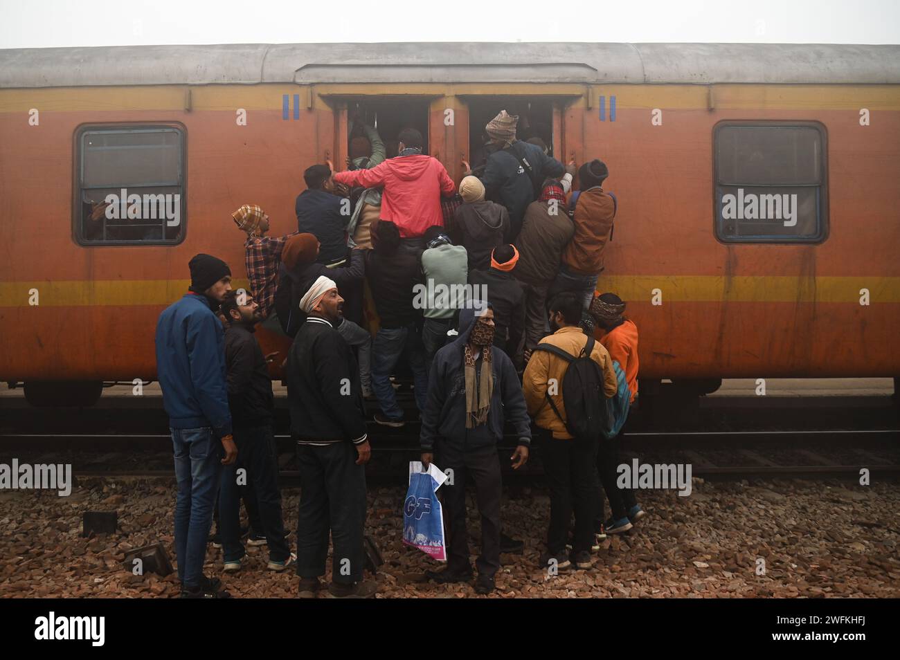 Overcrowded train delhi india hi-res stock photography and images - Alamy