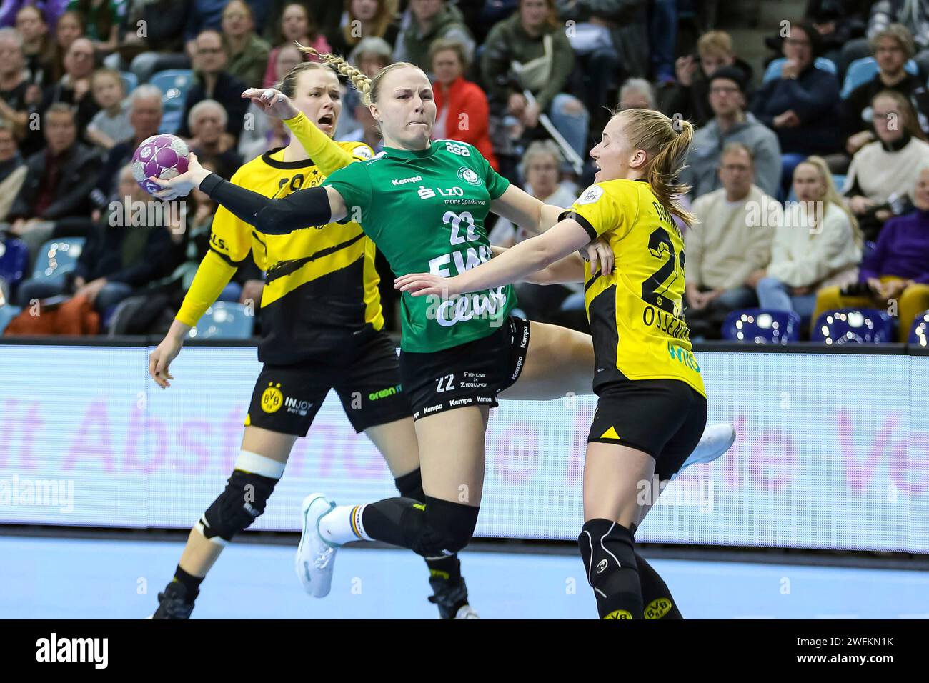 v.li.: Lotta Röpcke (VfL Oldenburg, 22) beim Wurf, am Ball, Spielszene, Aktion, Action, Meret ...