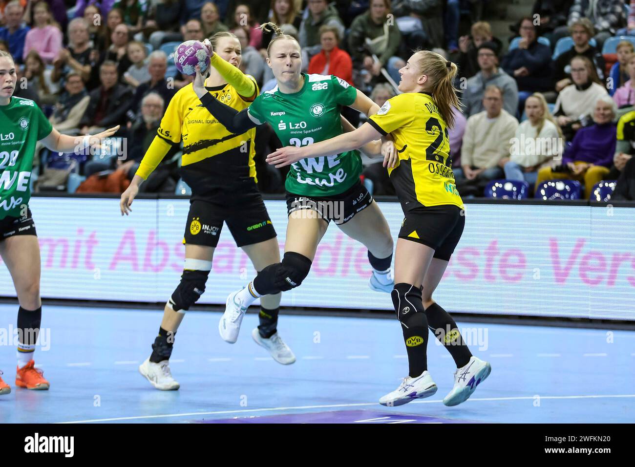 Oldenburg, Deutschland. 31st Jan, 2024. v.li.: Lotta Röpcke (VfL ...