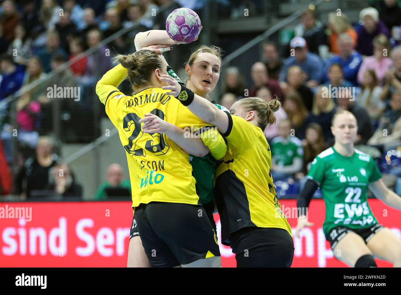 Oldenburg, Deutschland. 31st Jan, 2024. v.li.: Emma Olsson (Borussia ...
