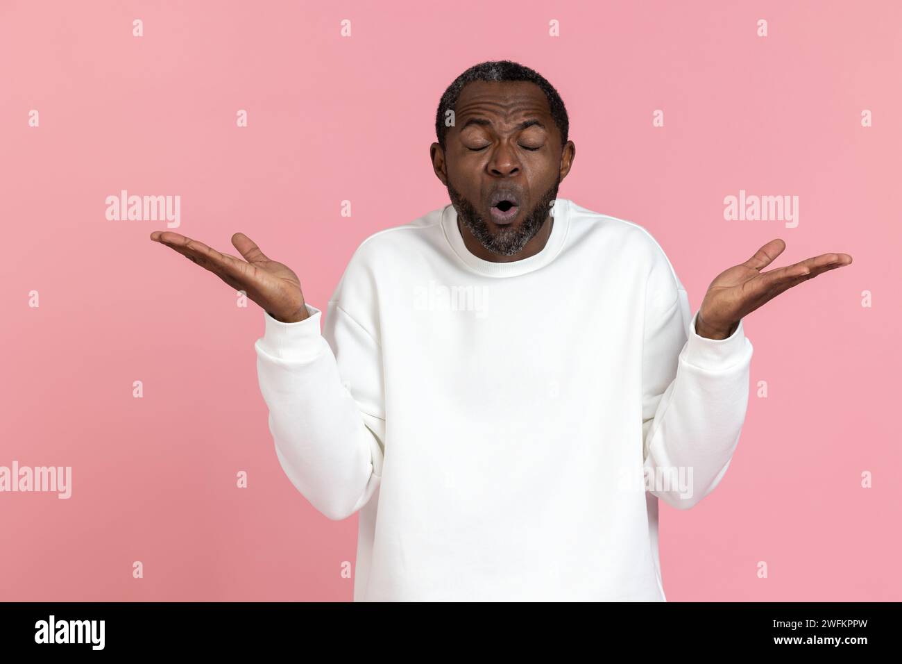 Shoulders hunched hi-res stock photography and images - Alamy
