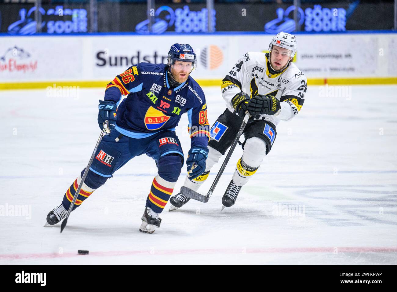 STOCKHOLM 2024-01-31 Djurgårdens Linus Klasen och Västerås Kyle Topping ...