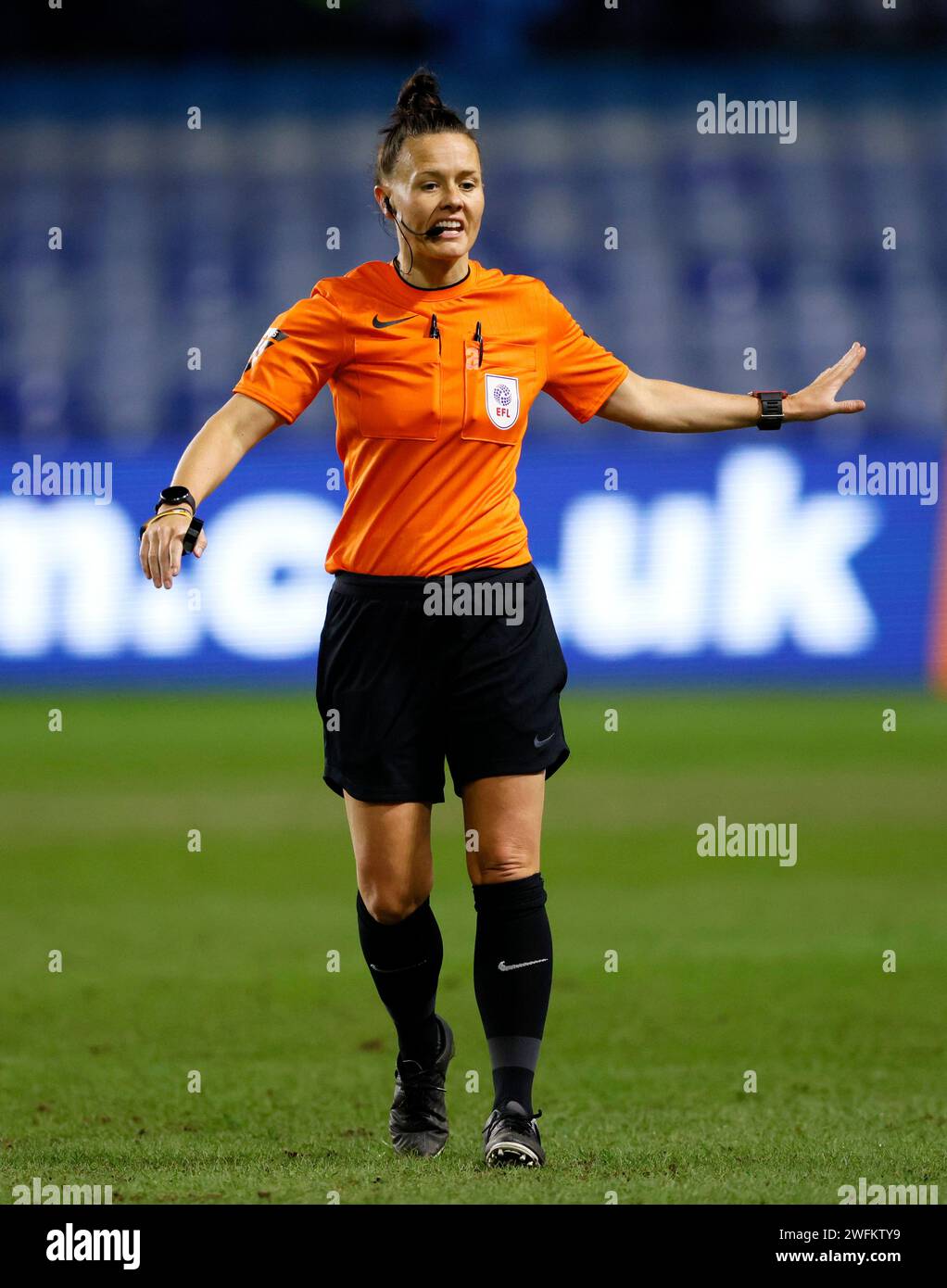 Referee Rebecca Welch during the Sky Bet Championship match at ...