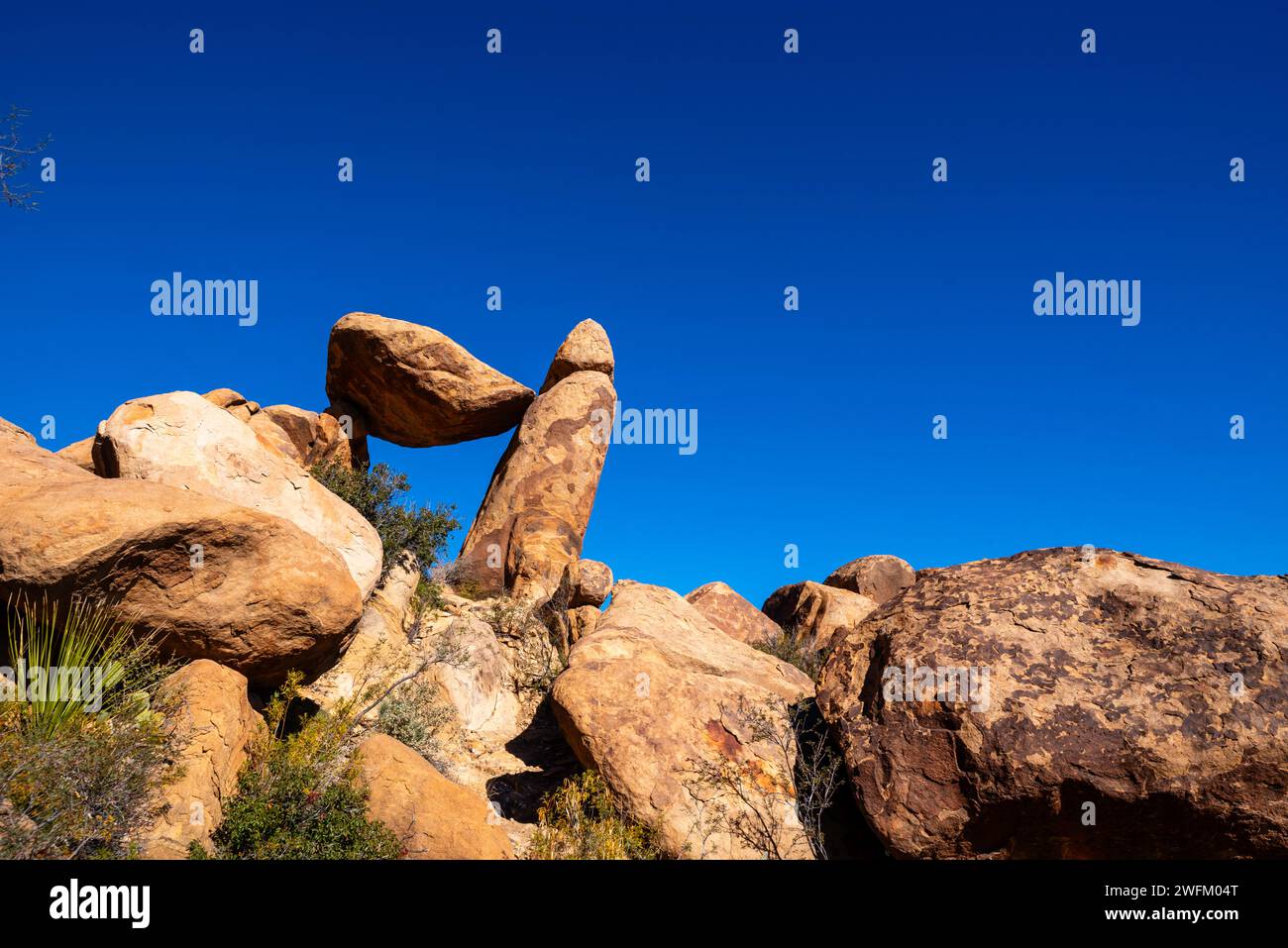 Big balanced rock trail hi-res stock photography and images - Alamy
