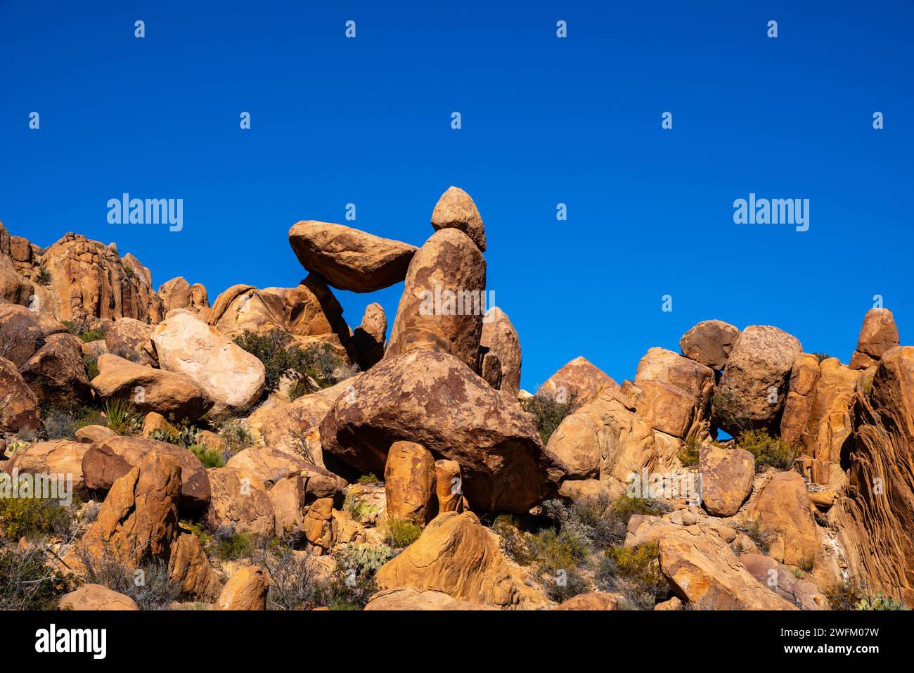 Big balanced rock trail hi-res stock photography and images - Alamy