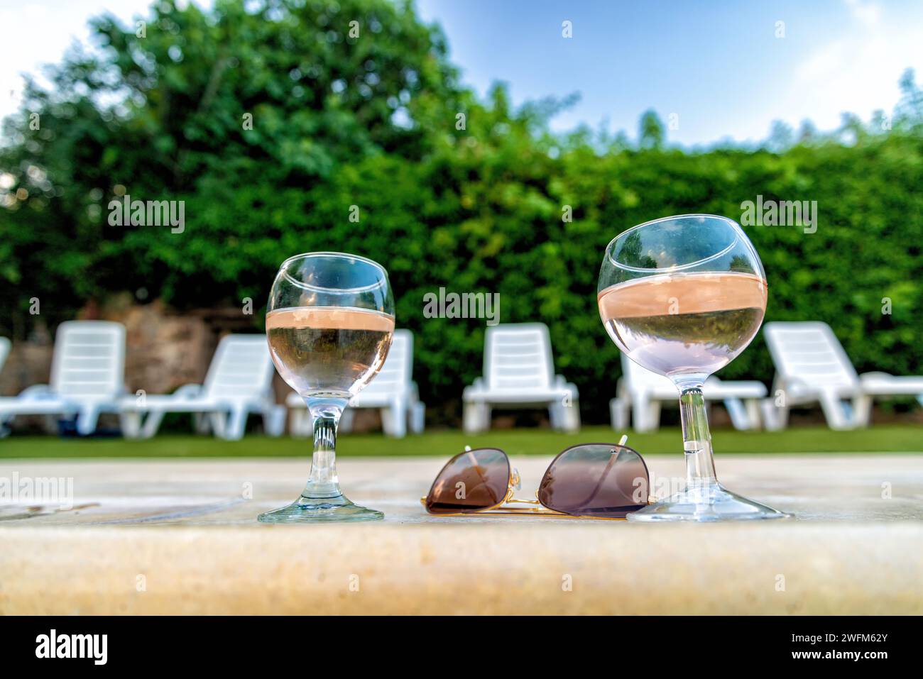 The way to beach at luxury hotel hi-res stock photography and images ...