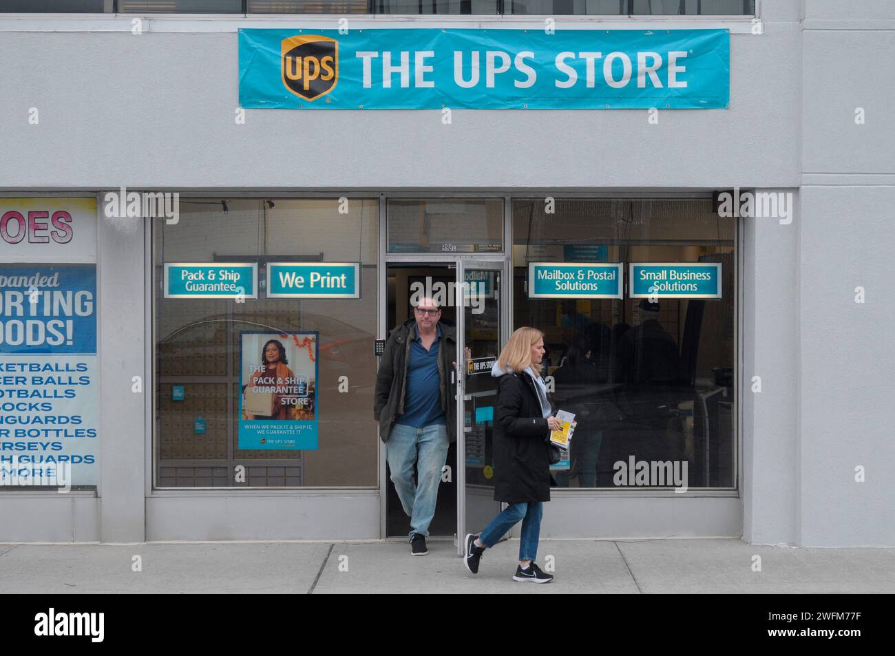 The ups store logo hi-res stock photography and images - Alamy