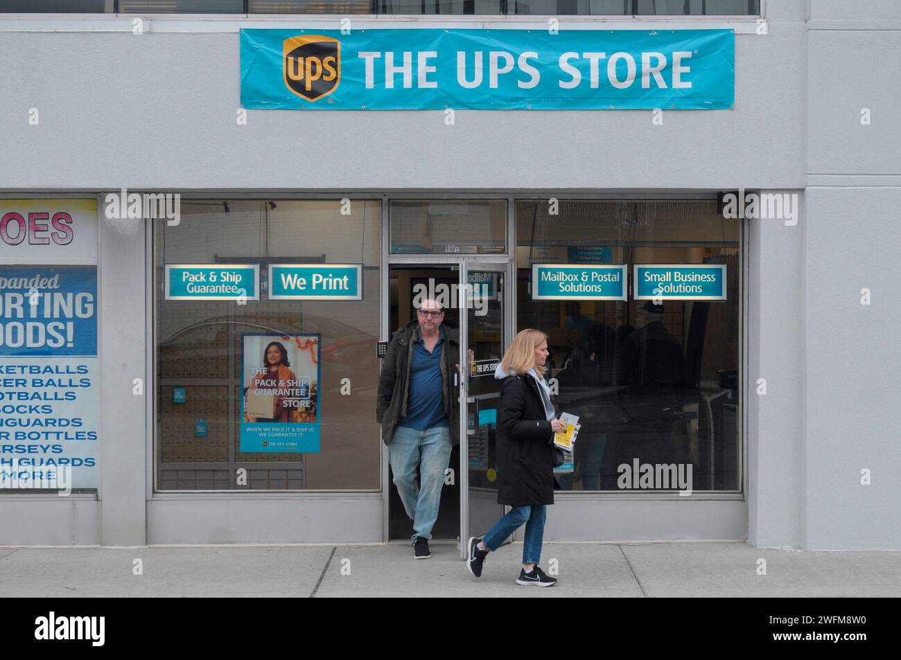 The ups store logo hi-res stock photography and images - Alamy