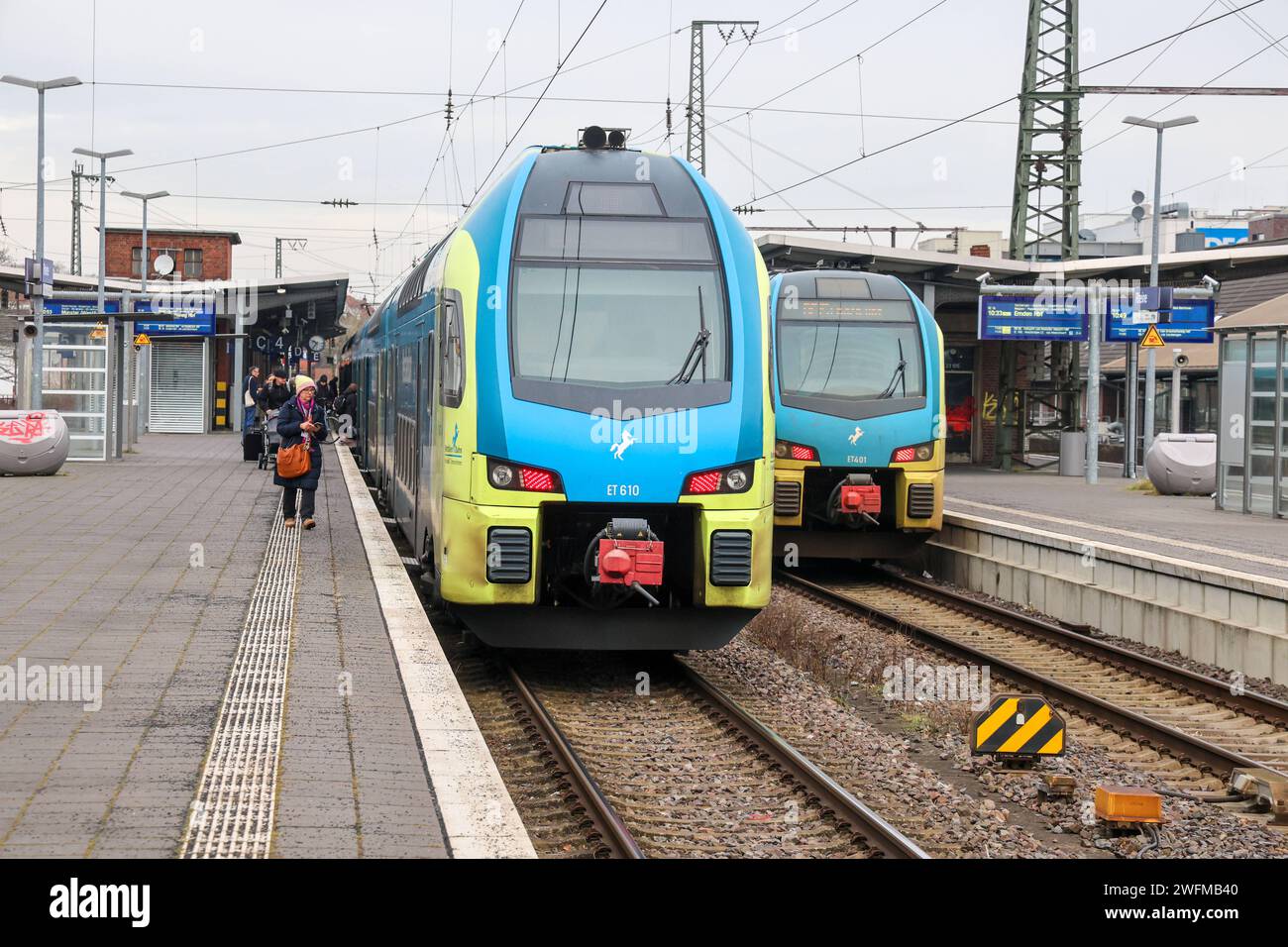 Eisenbahnverkehr am Bahnhof Rheine. Regionalexpress Zug der ...