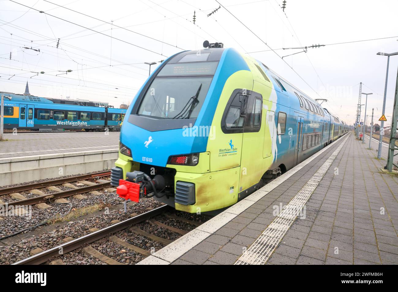Eisenbahnverkehr am Bahnhof Rheine. Regionalexpress Zug der ...