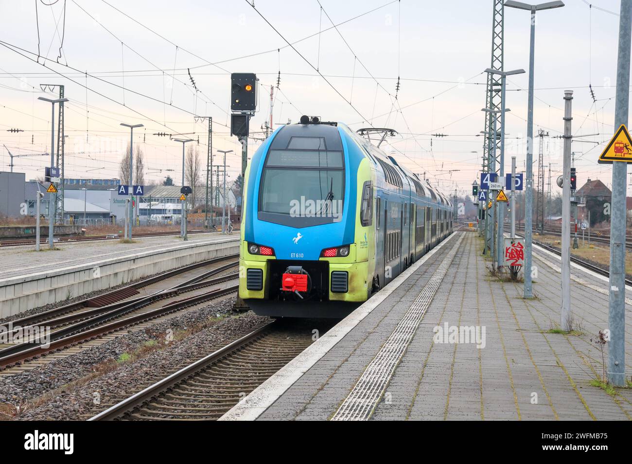 Eisenbahnverkehr am Bahnhof Rheine. Regionalexpress Zug der ...