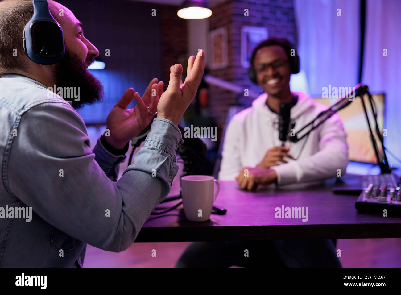 Talk show host with guest hi-res stock photography and images - Alamy